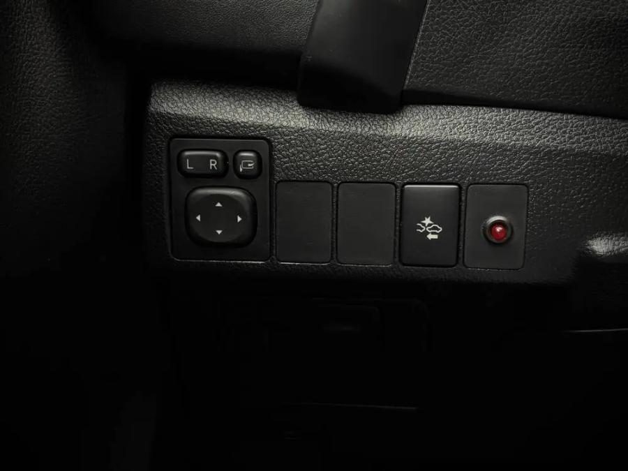 Black Toyota Auris 2016 in Riga, with an engine capacity of 1.80 L and mileage of 140 thousand km for 10495 €, photo 29 on AUTOMOTO.COM.LV