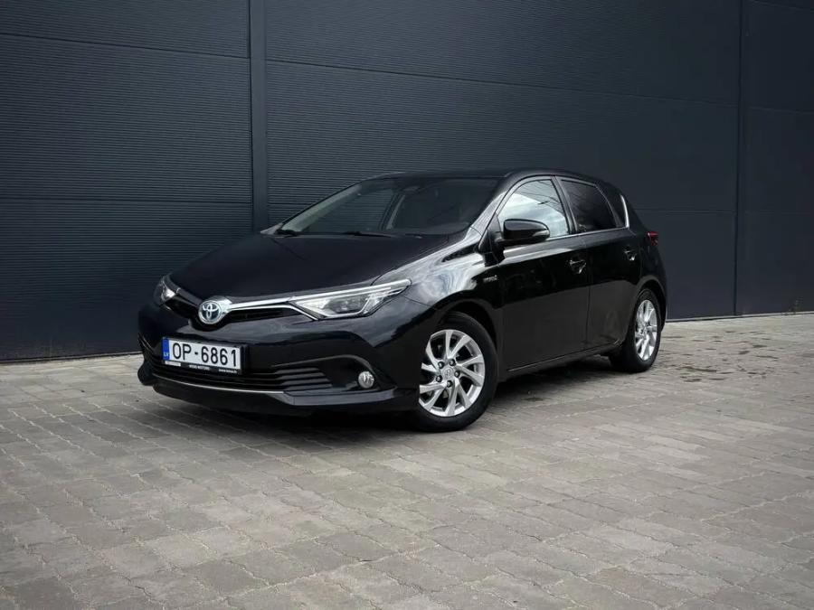 Black Toyota Auris 2016 in Riga, with an engine capacity of 1.80 L and mileage of 140 thousand km for 10495 €, photo 1 on AUTOMOTO.COM.LV