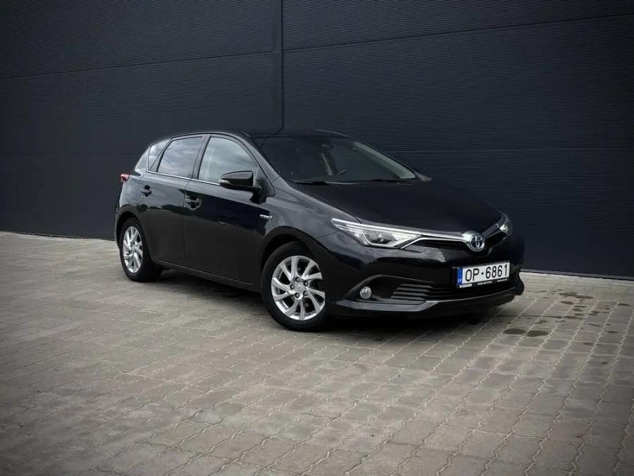 Black Toyota Auris 2016 in Riga, with an engine capacity of 1.80 L and mileage of 140 thousand km for 10495 €, photo 3 on AUTOMOTO.COM.LV