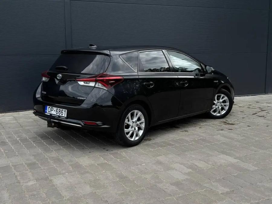Black Toyota Auris 2016 in Riga, with an engine capacity of 1.80 L and mileage of 140 thousand km for 10495 €, photo 4 on AUTOMOTO.COM.LV