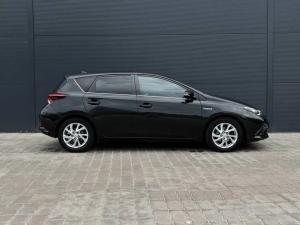 Black Toyota Auris 2016 in Riga, with an engine capacity of 1.80 L and mileage of 140 thousand km for 10495 €, photo 6 on AUTOMOTO.COM.LV