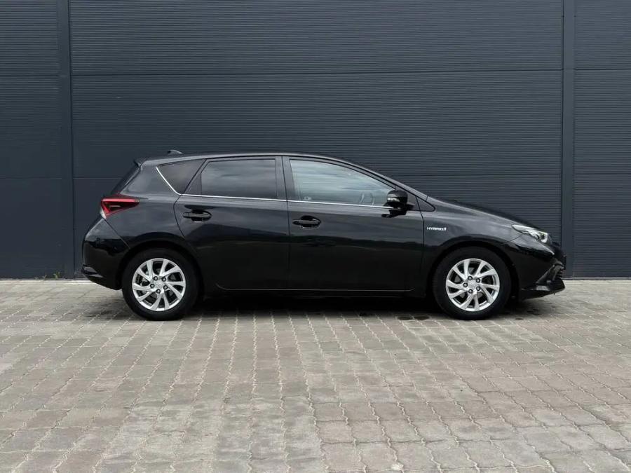 Black Toyota Auris 2016 in Riga, with an engine capacity of 1.80 L and mileage of 140 thousand km for 10495 €, photo 6 on AUTOMOTO.COM.LV