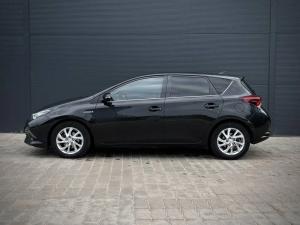 Black Toyota Auris 2016 in Riga, with an engine capacity of 1.80 L and mileage of 140 thousand km for 10495 €, photo 7 on AUTOMOTO.COM.LV