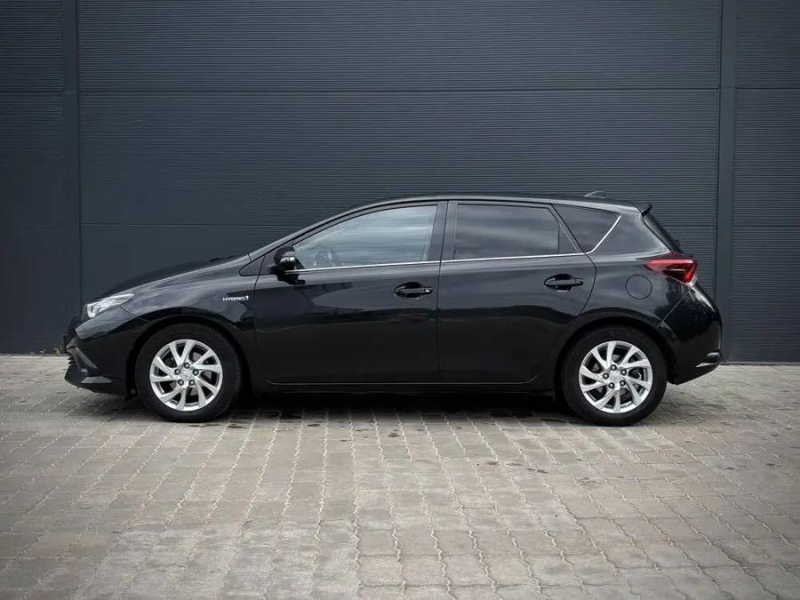 Black Toyota Auris 2016 in Riga, with an engine capacity of 1.80 L and mileage of 140 thousand km for 10495 €, photo 7 on AUTOMOTO.COM.LV
