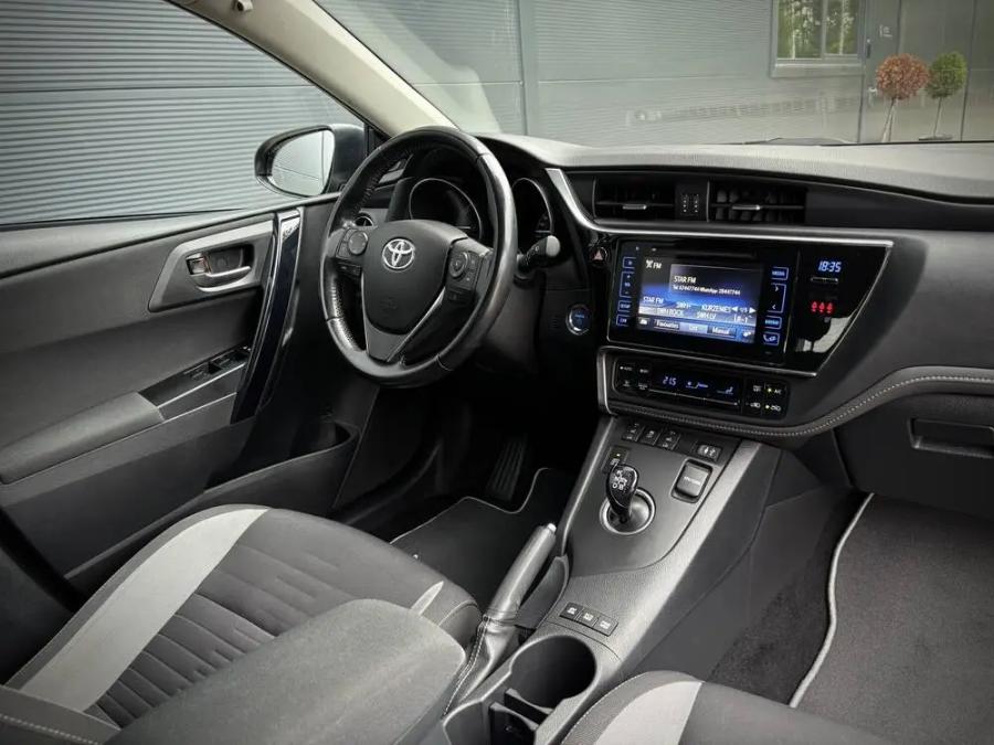 Black Toyota Auris 2016 in Riga, with an engine capacity of 1.80 L and mileage of 140 thousand km for 10495 €, photo 8 on AUTOMOTO.COM.LV