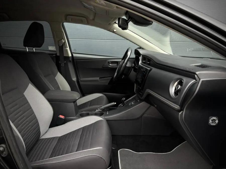 Black Toyota Auris 2016 in Riga, with an engine capacity of 1.80 L and mileage of 140 thousand km for 10495 €, photo 9 on AUTOMOTO.COM.LV