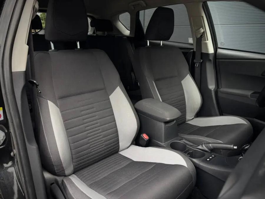 Black Toyota Auris 2016 in Riga, with an engine capacity of 1.80 L and mileage of 140 thousand km for 10495 €, photo 10 on AUTOMOTO.COM.LV