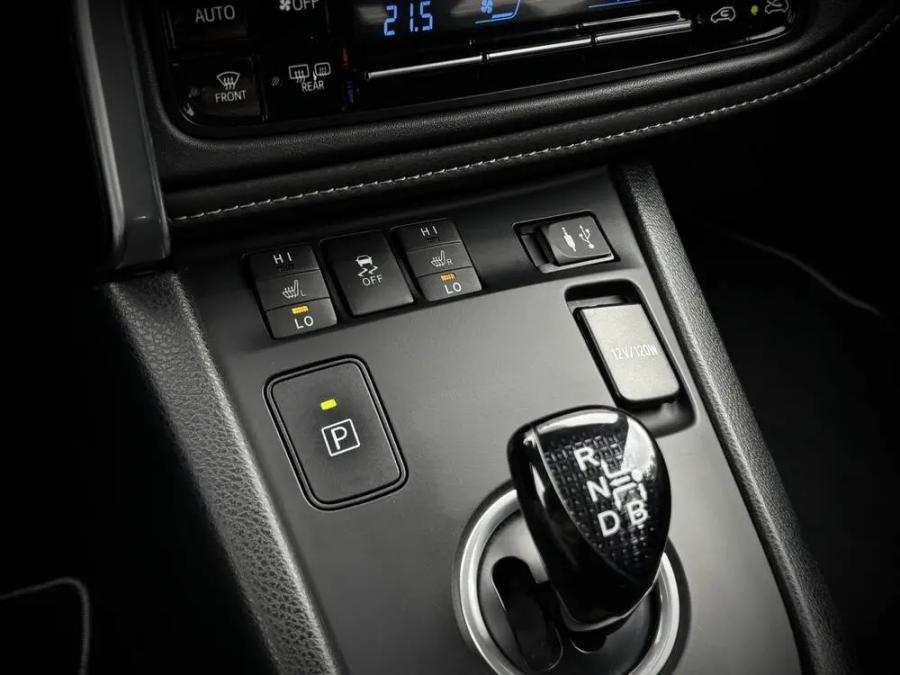 Black Toyota Auris 2016 in Riga, with an engine capacity of 1.80 L and mileage of 140 thousand km for 10495 €, photo 16 on AUTOMOTO.COM.LV