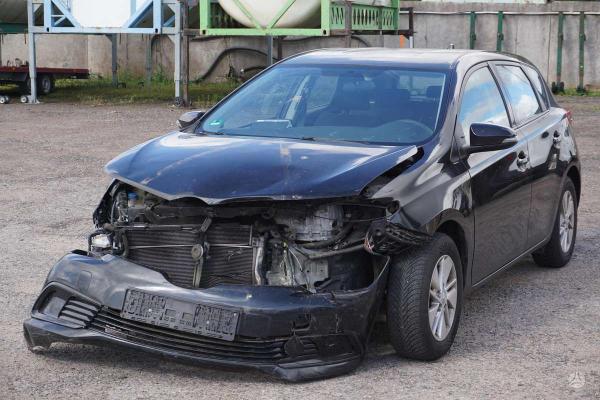 Toyota Auris 2016 Klaipėda vietnē Melns Toyota Auris 2016 Klaipėda, ar dzinēja tilpumu 1.80 L un nobraukumu 159 tūkst. km par 2300 €, foto 1 vietnē AUTOMOTO.COM.LV