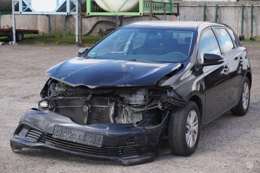 Black Toyota Auris 2016 in Klaipeda, with an engine capacity of 1.80 L and mileage of 159 thousand km for 2300 €, photo 1 on AUTOMOTO.COM.LV