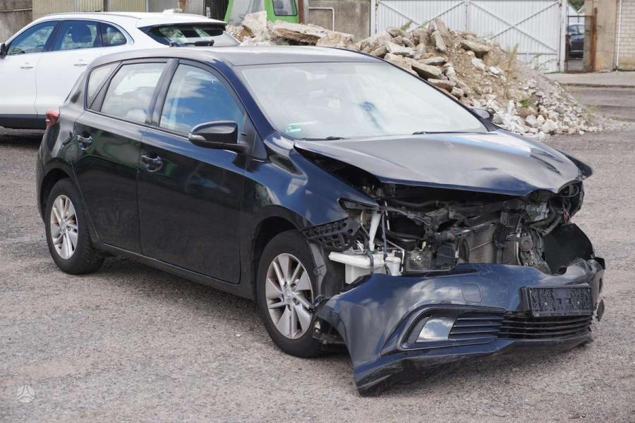 Black Toyota Auris 2016 in Klaipeda, with an engine capacity of 1.80 L and mileage of 159 thousand km for 2300 €, photo 3 on AUTOMOTO.COM.LV
