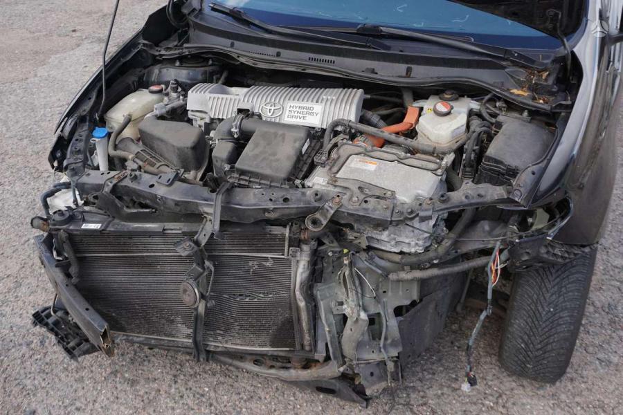 Black Toyota Auris 2016 in Klaipeda, with an engine capacity of 1.80 L and mileage of 159 thousand km for 2300 €, photo 6 on AUTOMOTO.COM.LV