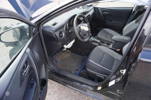 Toyota Auris 2016 Klaipėda vietnē Melns Toyota Auris 2016 Klaipėda, ar dzinēja tilpumu 1.80 L un nobraukumu 159 tūkst. km par 2300 €, foto 9 vietnē AUTOMOTO.COM.LV