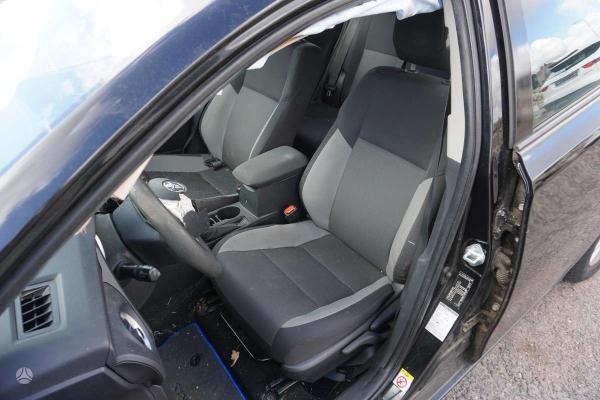 Toyota Auris 2016 Klaipėda vietnē Melns Toyota Auris 2016 Klaipėda, ar dzinēja tilpumu 1.80 L un nobraukumu 159 tūkst. km par 2300 €, foto 10 vietnē AUTOMOTO.COM.LV