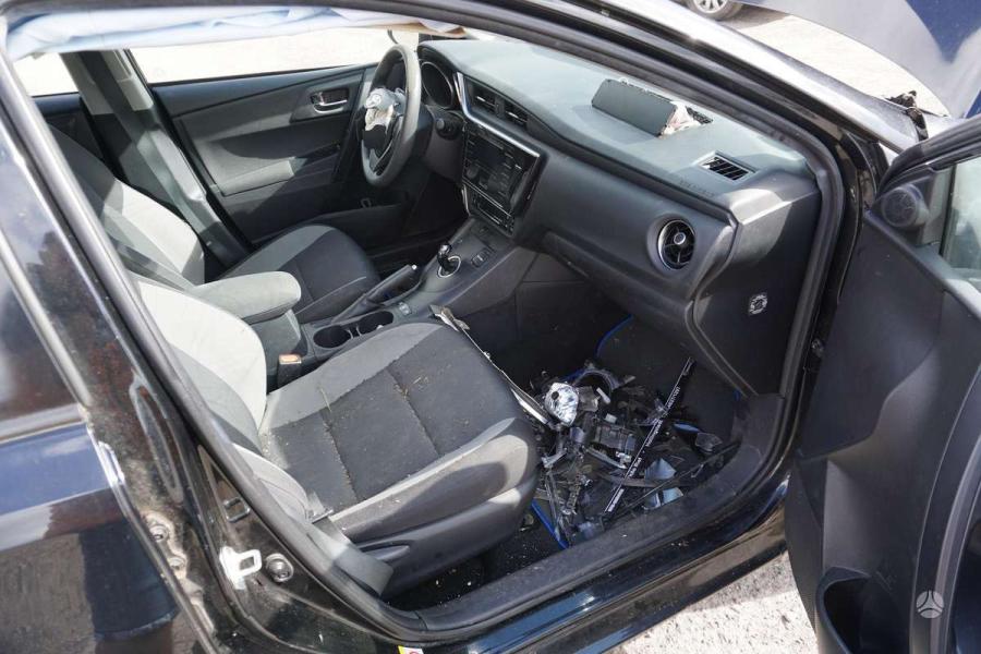 Black Toyota Auris 2016 in Klaipeda, with an engine capacity of 1.80 L and mileage of 159 thousand km for 2300 €, photo 12 on AUTOMOTO.COM.LV