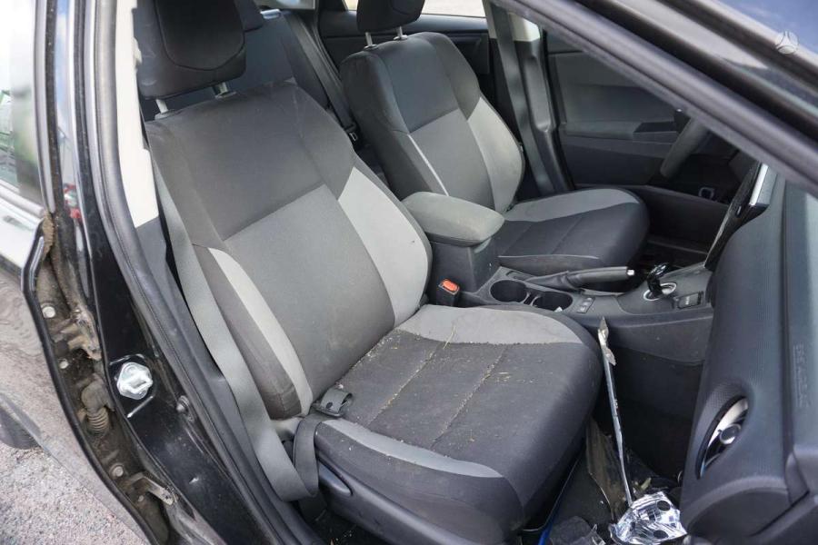 Black Toyota Auris 2016 in Klaipeda, with an engine capacity of 1.80 L and mileage of 159 thousand km for 2300 €, photo 13 on AUTOMOTO.COM.LV