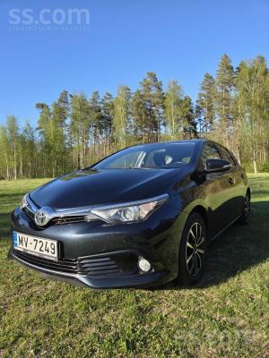Melns Toyota Auris 2017 Rīga, ar dzinēja tilpumu 1.60 L un nobraukumu 133 tūkst. km par 9500 €, foto  vietnē AUTOMOTO.COM.LV