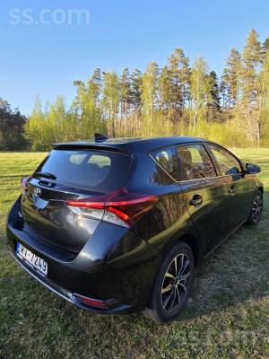 Melns Toyota Auris 2017 Rīga, ar dzinēja tilpumu 1.60 L un nobraukumu 133 tūkst. km par 9500 €, foto 4 vietnē AUTOMOTO.COM.LV