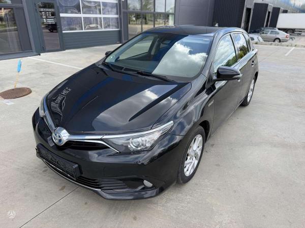 Black Toyota Auris 2018 in Panevezys, with an engine capacity of 1.80 L and mileage of 258 thousand km for 10000 €, photo 4 on AUTOMOTO.COM.LV
