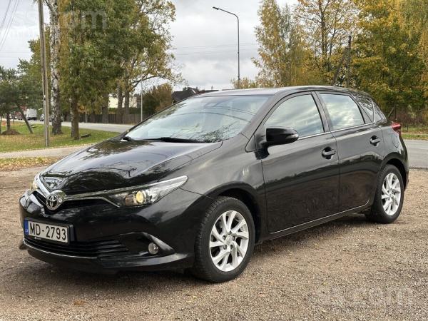 Black Toyota Auris 2019 in Riga, with an engine capacity of 1.60 L and mileage of 28 thousand km for 15490 €, photo 2 on AUTOMOTO.COM.LV