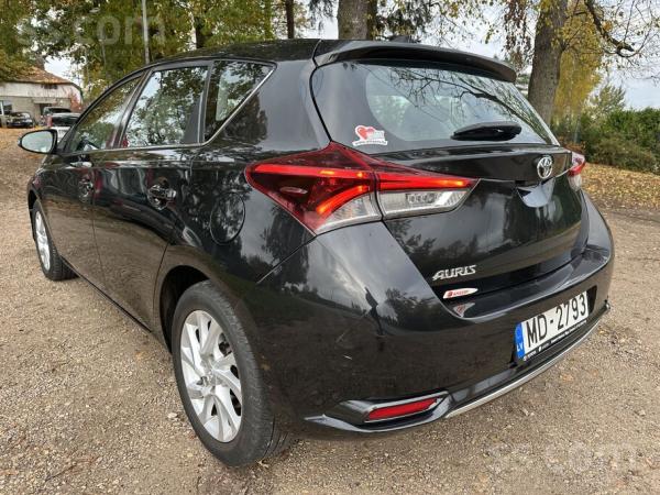 Black Toyota Auris 2019 in Riga, with an engine capacity of 1.60 L and mileage of 28 thousand km for 15490 €, photo 7 on AUTOMOTO.COM.LV