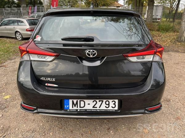 Black Toyota Auris 2019 in Riga, with an engine capacity of 1.60 L and mileage of 28 thousand km for 15490 €, photo 9 on AUTOMOTO.COM.LV
