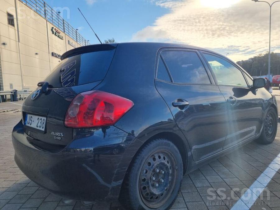 Melns Toyota Auris 2007 Rīga, ar dzinēja tilpumu 2.20 L un nobraukumu 245 tūkst. km par 1250 €, foto 3 vietnē AUTOMOTO.COM.LV