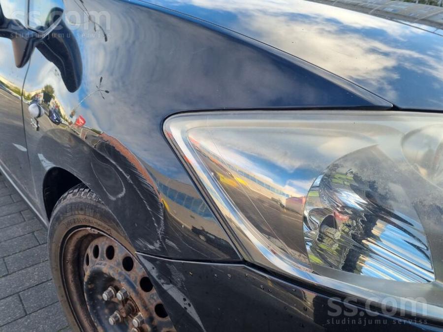 Melns Toyota Auris 2007 Rīga, ar dzinēja tilpumu 2.20 L un nobraukumu 245 tūkst. km par 1250 €, foto 5 vietnē AUTOMOTO.COM.LV