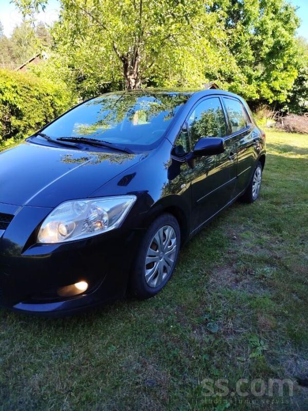 Black Toyota Auris 2009 in Jelgava, with an engine capacity of 1.40 L and mileage of 278 thousand km for 2600 €, photo 2 on AUTOMOTO.COM.LV