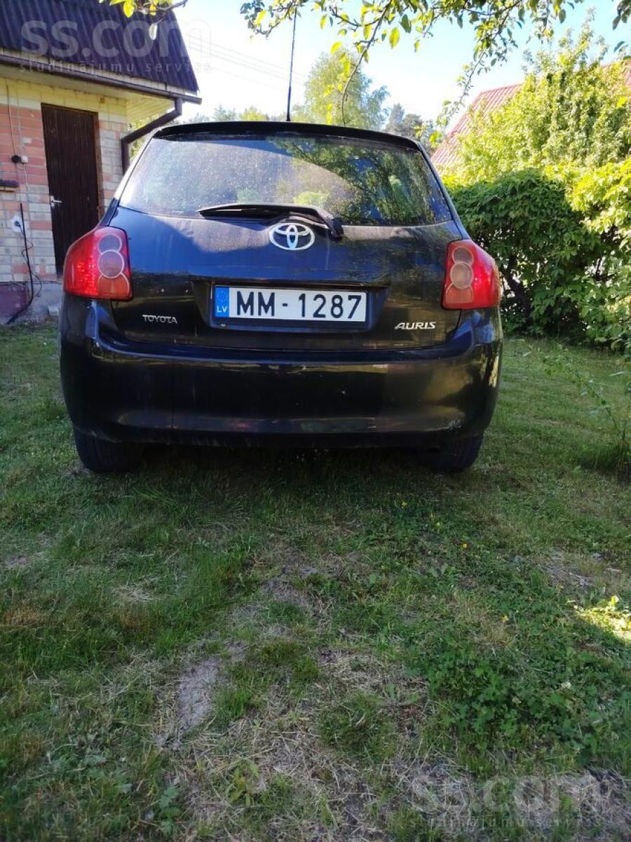 Black Toyota Auris 2009 in Jelgava, with an engine capacity of 1.40 L and mileage of 278 thousand km for 2600 €, photo 4 on AUTOMOTO.COM.LV