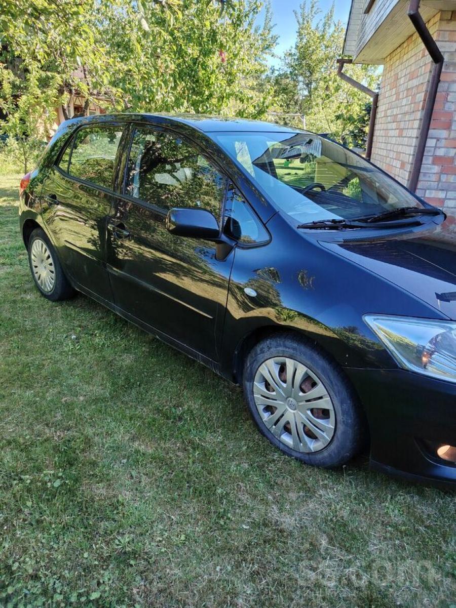 Black Toyota Auris 2009 in Jelgava, with an engine capacity of 1.40 L and mileage of 278 thousand km for 2600 €, photo 5 on AUTOMOTO.COM.LV
