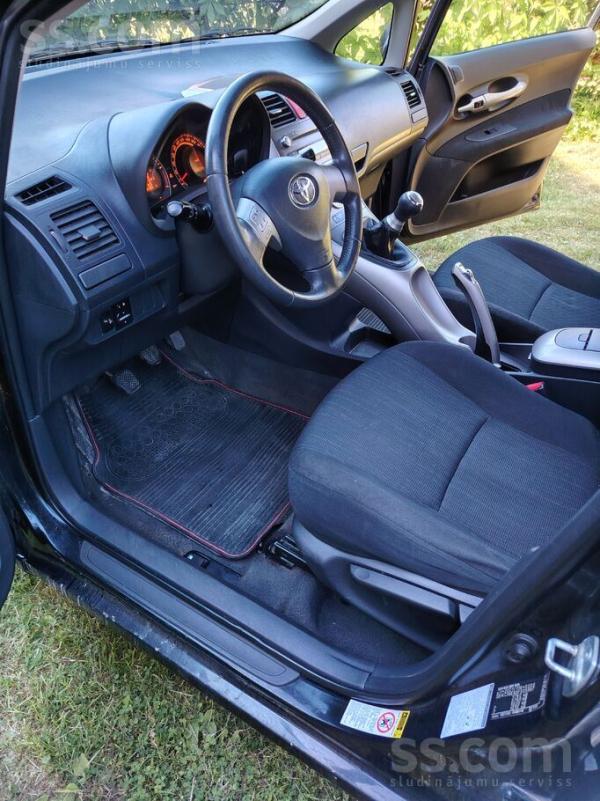 Black Toyota Auris 2009 in Jelgava, with an engine capacity of 1.40 L and mileage of 278 thousand km for 2600 €, photo 6 on AUTOMOTO.COM.LV