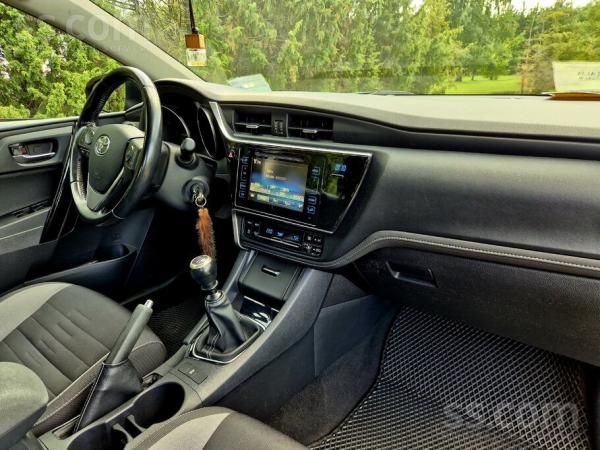 Black Toyota Auris 2017 in Tukums, with an engine capacity of 1.60 L and mileage of 129 thousand km for 11100 €, photo 7 on AUTOMOTO.COM.LV