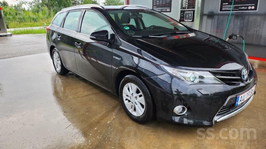 Melns Toyota Auris 2013 Daugavpils, ar dzinēja tilpumu 1.80 L un nobraukumu 279 tūkst. km par 7200 €, foto 3 vietnē AUTOMOTO.COM.LV