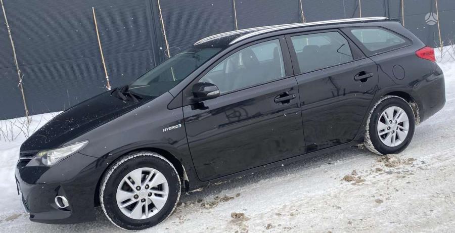Melns Toyota Auris 2013 Viļņa, ar dzinēja tilpumu 1.80 L un nobraukumu 231 tūkst. km par 8950 €, foto 4 vietnē AUTOMOTO.COM.LV