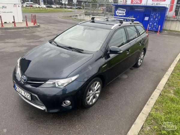 Black Toyota Auris 2013 in Vilnius, with an engine capacity of 1.80 L and mileage of 219 thousand km for 8200 €, photo 1 on AUTOMOTO.COM.LV