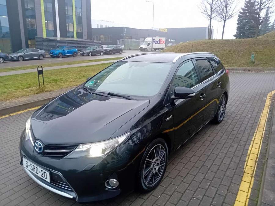 Melns Toyota Auris 2013 Viļņa, ar dzinēja tilpumu 1.80 L un nobraukumu 198 tūkst. km par 8200 €, foto 2 vietnē AUTOMOTO.COM.LV