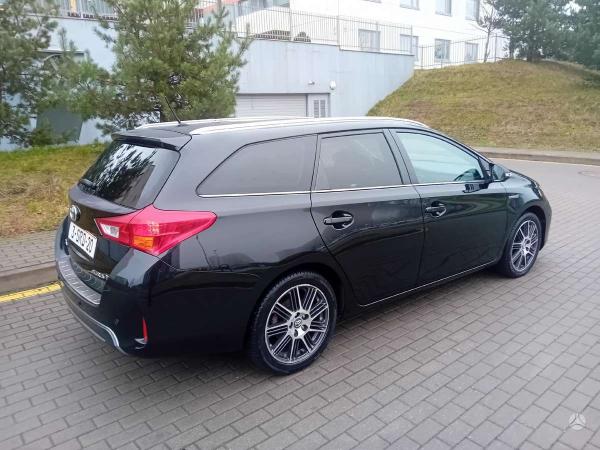 Melns Toyota Auris 2013 Viļņa, ar dzinēja tilpumu 1.80 L un nobraukumu 198 tūkst. km par 8200 €, foto 5 vietnē AUTOMOTO.COM.LV