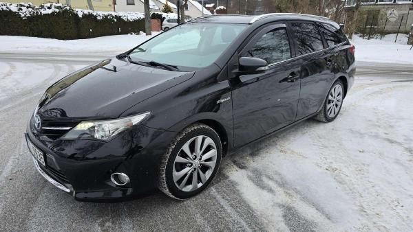 Melns Toyota Auris 2013 Alīta, ar dzinēja tilpumu 1.80 L un nobraukumu 192 tūkst. km par 7950 €, foto 3 vietnē AUTOMOTO.COM.LV