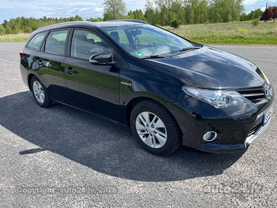 Black Toyota Auris 2013 in Tallinn, with an engine capacity of 1.80 L and mileage of 337 thousand km for 6990 €, photo 1 on AUTOMOTO.COM.LV