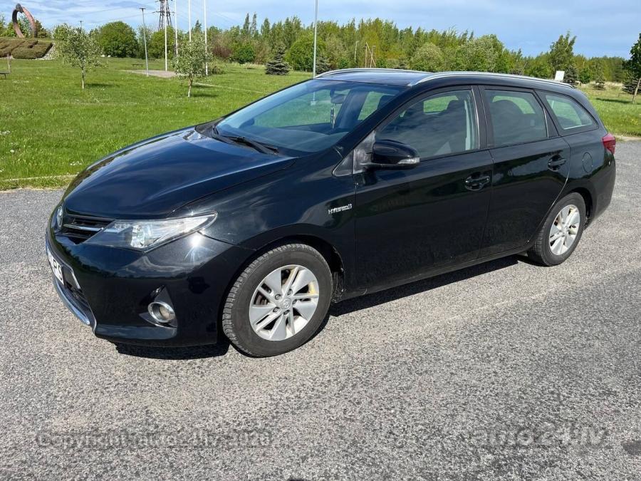Black Toyota Auris 2013 in Tallinn, with an engine capacity of 1.80 L and mileage of 337 thousand km for 6990 €, photo 4 on AUTOMOTO.COM.LV