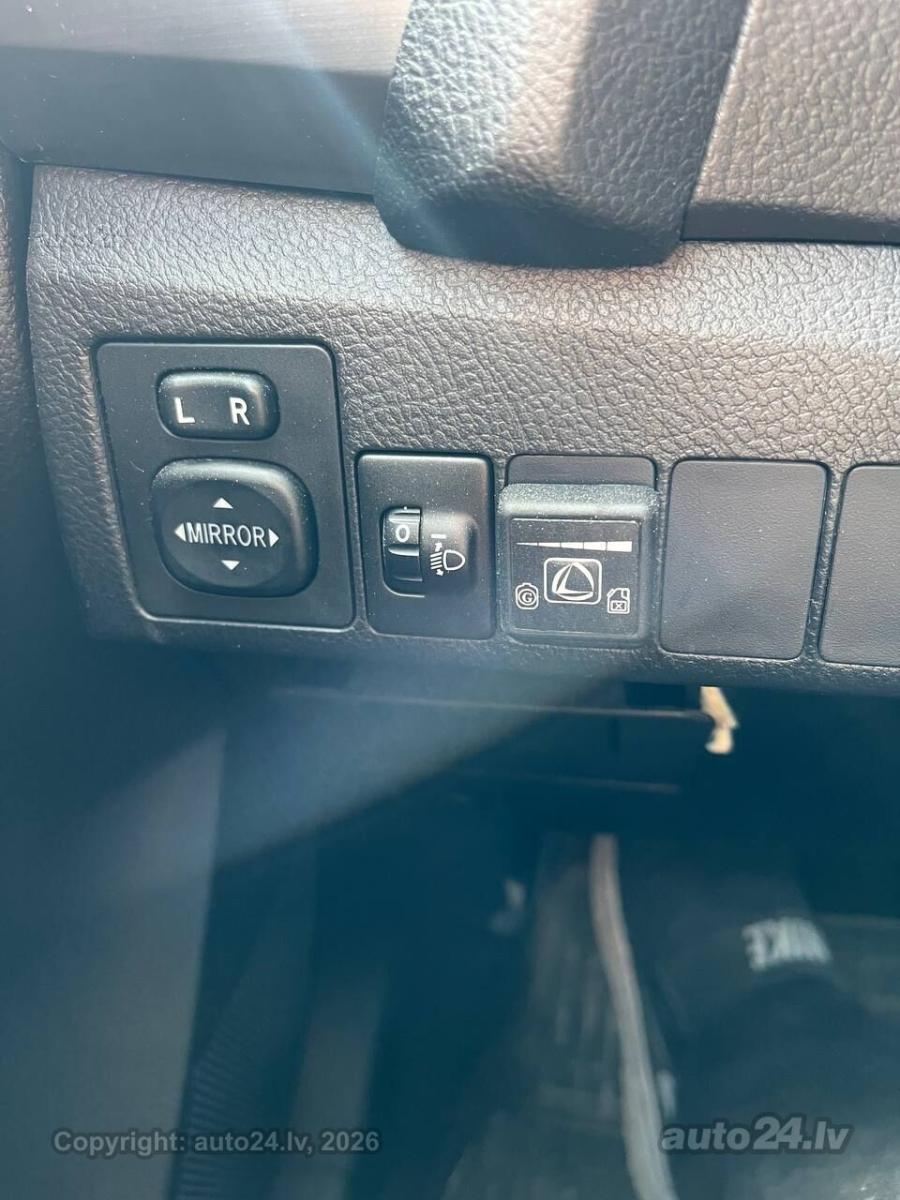 Black Toyota Auris 2013 in Tallinn, with an engine capacity of 1.80 L and mileage of 337 thousand km for 6990 €, photo 16 on AUTOMOTO.COM.LV
