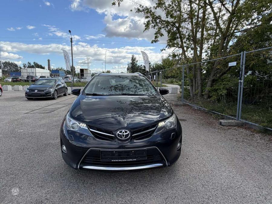 Black Toyota Auris 2013 in Marijampole, with an engine capacity of 1.60 L and mileage of 268 thousand km for 4650 €, photo 3 on AUTOMOTO.COM.LV