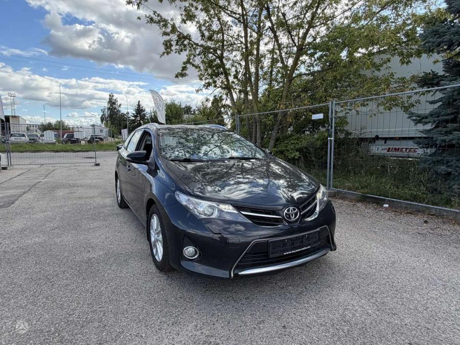 Black Toyota Auris 2013 in Marijampole, with an engine capacity of 1.60 L and mileage of 268 thousand km for 4650 €, photo 4 on AUTOMOTO.COM.LV