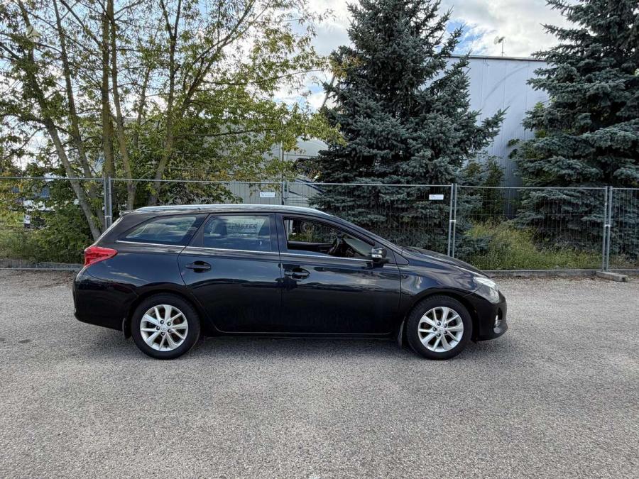 Black Toyota Auris 2013 in Marijampole, with an engine capacity of 1.60 L and mileage of 268 thousand km for 4650 €, photo 5 on AUTOMOTO.COM.LV