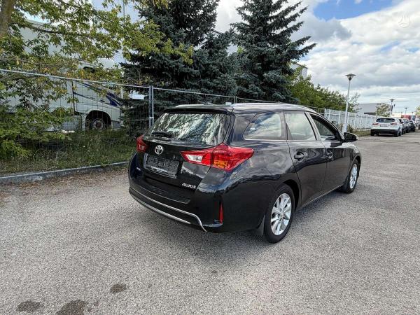 Black Toyota Auris 2013 in Marijampole, with an engine capacity of 1.60 L and mileage of 268 thousand km for 4650 €, photo 5 on AUTOMOTO.COM.LV