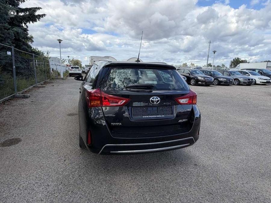 Black Toyota Auris 2013 in Marijampole, with an engine capacity of 1.60 L and mileage of 268 thousand km for 4650 €, photo 7 on AUTOMOTO.COM.LV