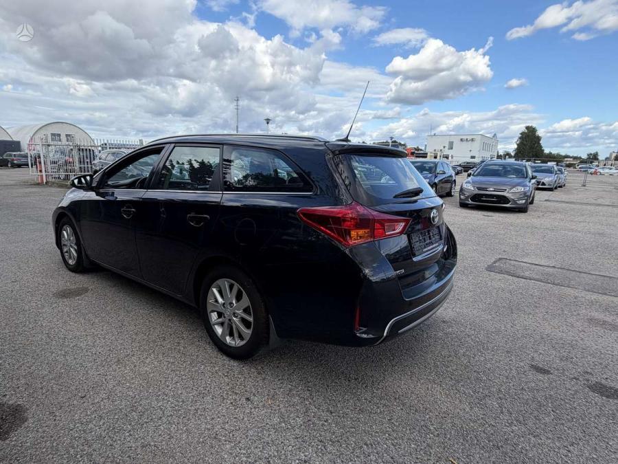 Black Toyota Auris 2013 in Marijampole, with an engine capacity of 1.60 L and mileage of 268 thousand km for 4650 €, photo 8 on AUTOMOTO.COM.LV