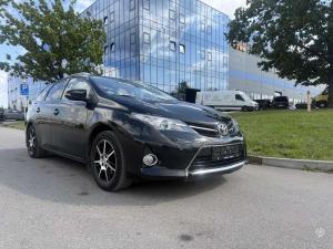 Melns Toyota Auris 2013 Panevēža, ar dzinēja tilpumu 1.60 L un nobraukumu 258 tūkst. km par 6500 €, foto  vietnē AUTOMOTO.COM.LV