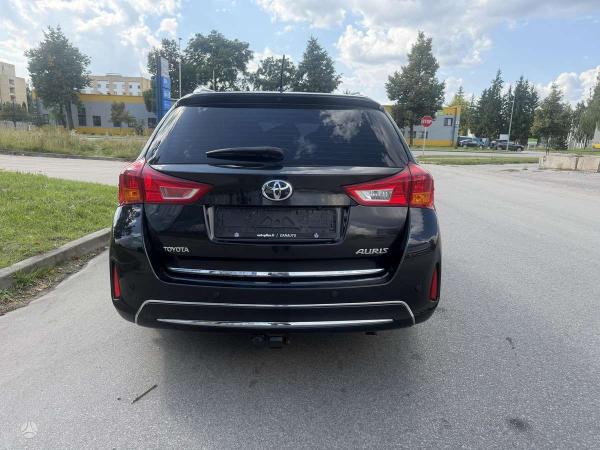 Black Toyota Auris 2013 in Panevezys, with an engine capacity of 1.60 L and mileage of 258 thousand km for 6500 €, photo 10 on AUTOMOTO.COM.LV